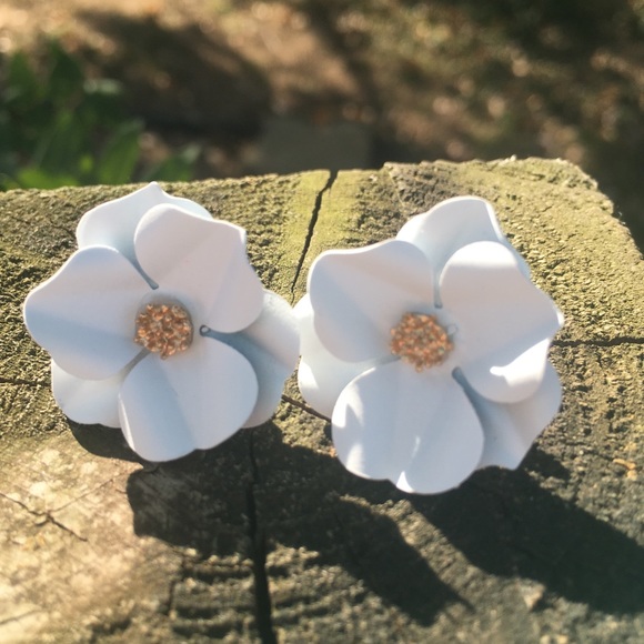Jewelry | Nwt White Pretty Flower Metal Earrings | Poshmark